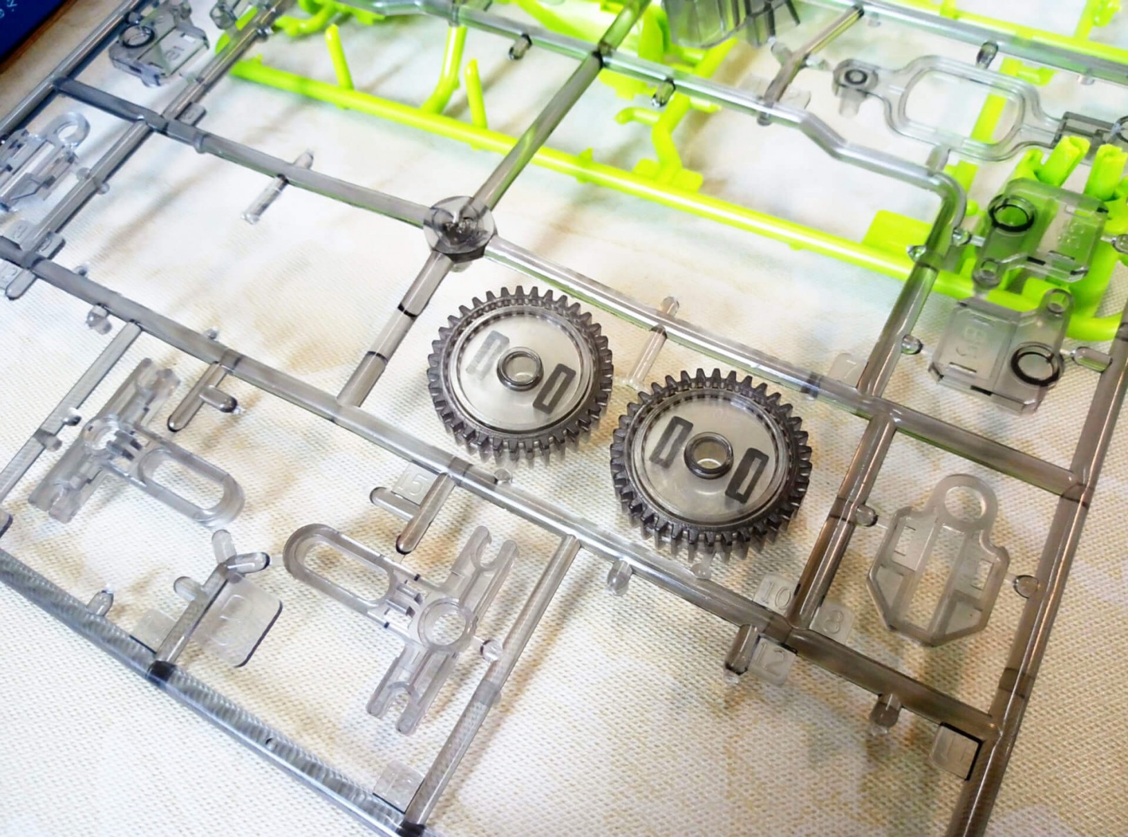 [開箱] T3 Solar Kit 太陽能機械恐龍、昆蟲、鑽孔機三合一玩具 – G. T. Wang