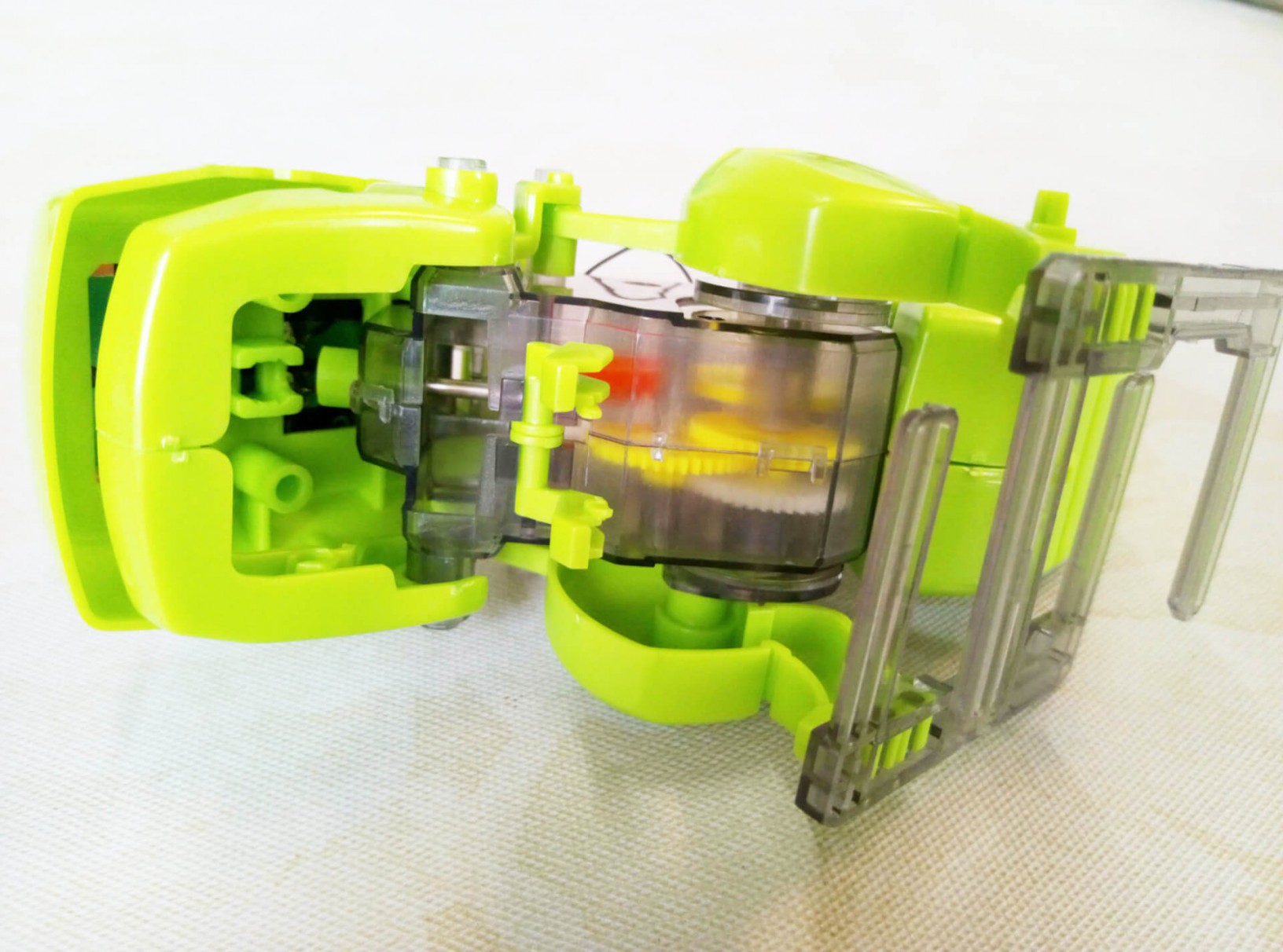 [開箱] T3 Solar Kit 太陽能機械恐龍、昆蟲、鑽孔機三合一玩具 – G. T. Wang