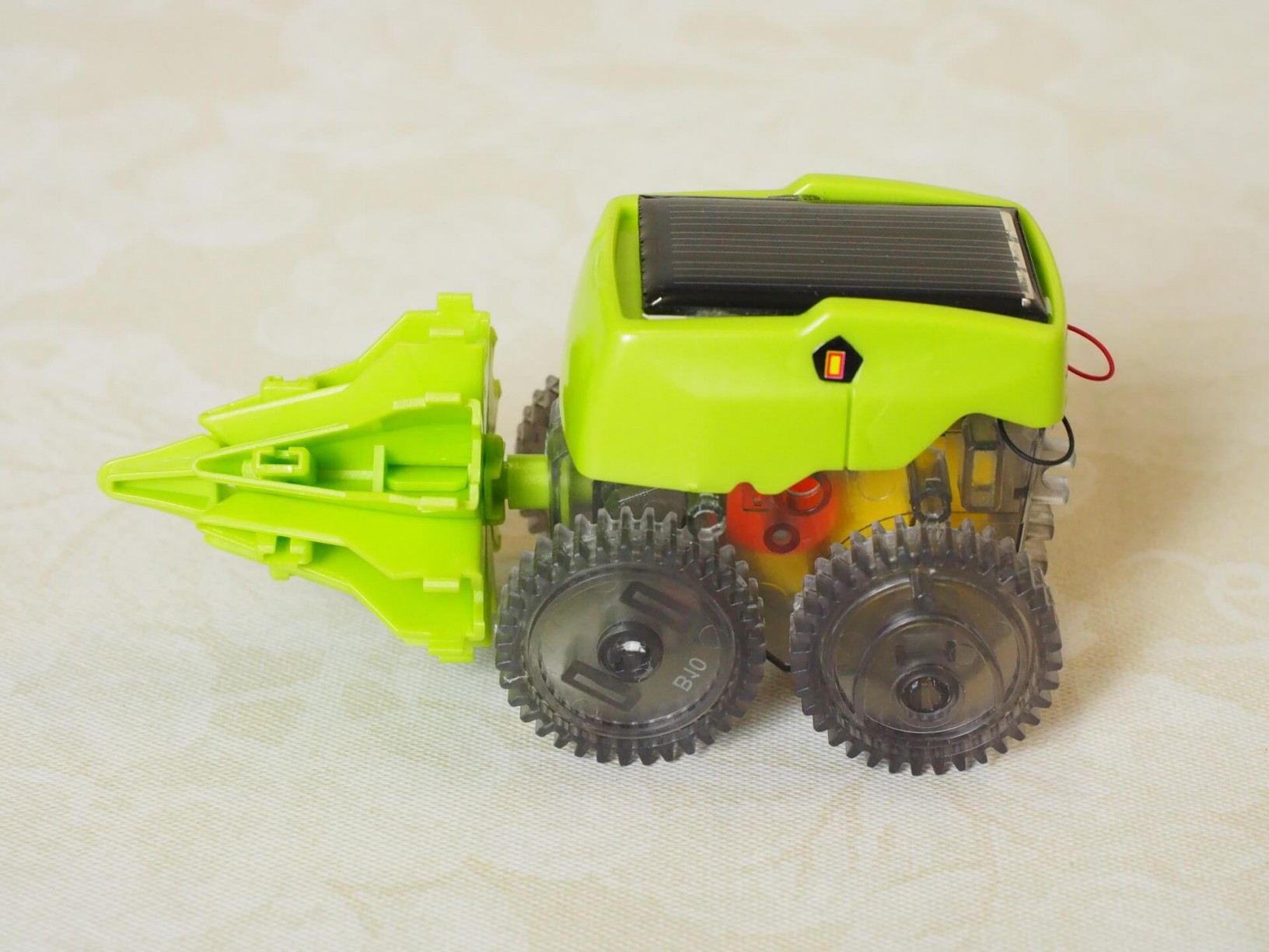 [開箱] T3 Solar Kit 太陽能機械恐龍、昆蟲、鑽孔機三合一玩具 – G. T. Wang